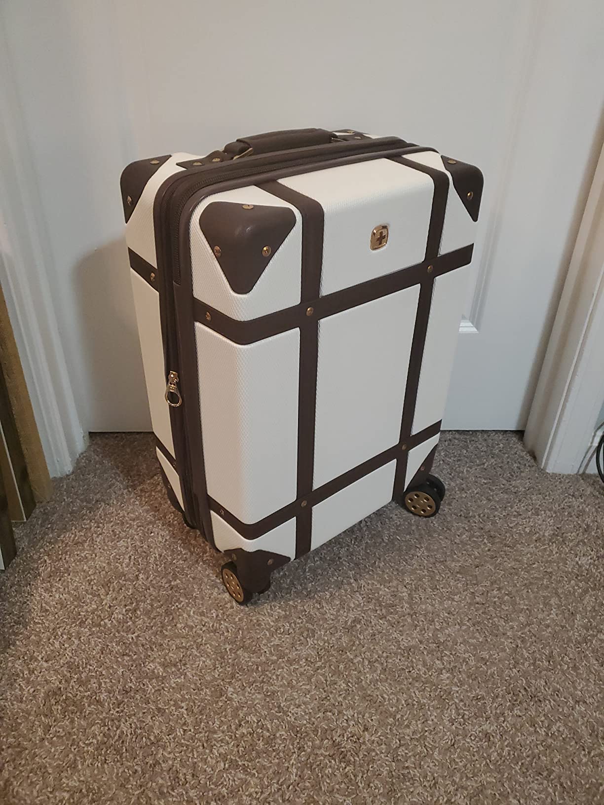 SwissGear 7739 Hardside Luggage Set Review: Is This Retro-Modern Trunk ...